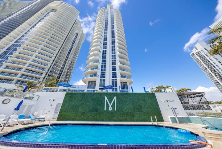 Remodeled Marenas Beach Condo Direct Beach Access - Sunny Isles Beach, FL