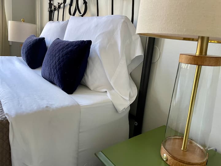 Earlewood Craftsman - Guest House Long Term Stay - Riverbanks Zoo & Garden