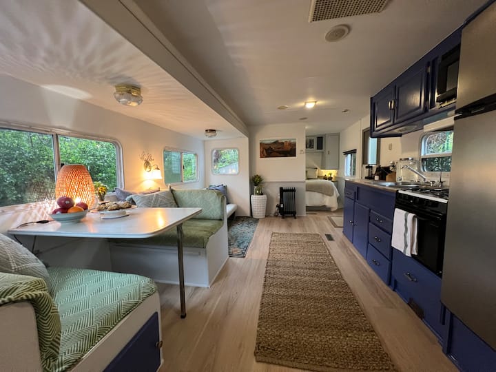 Glamping @ Cozy & Bright Mallard Rv, Saddle Peak. - Los Angeles, CA