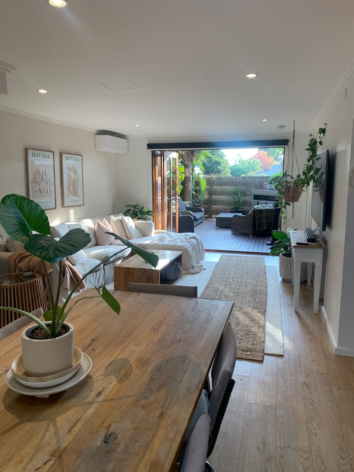 Cosy Townhouse/ Alfresco Living - Mornington
