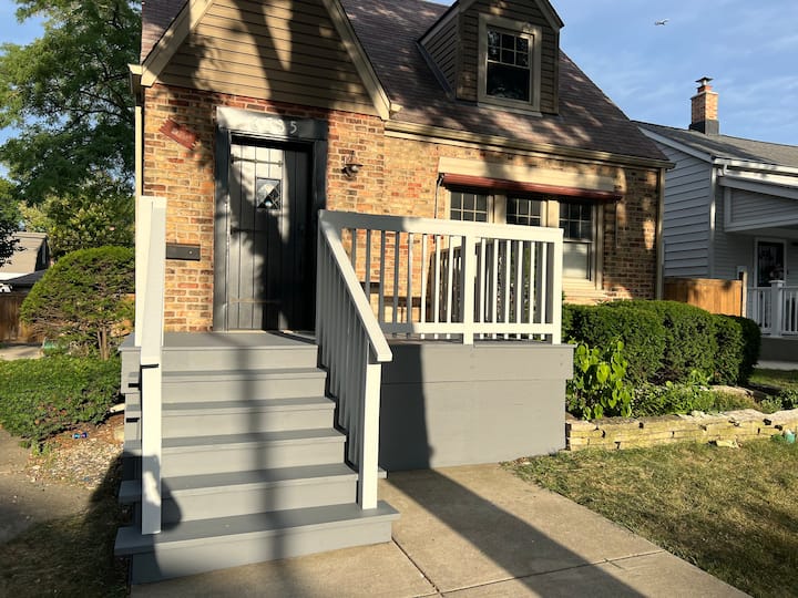 Balcony • Free Parking • Near O’hare + Transit - Elmwood Park, IL