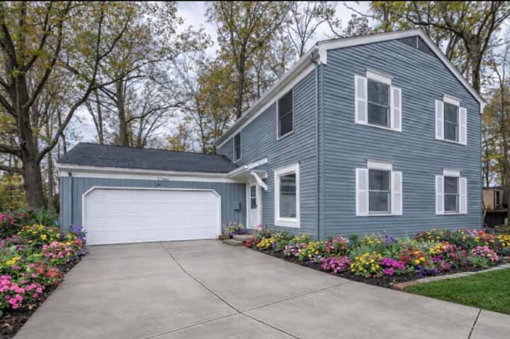 Cozy Comfort In The Woods - North Olmsted, OH