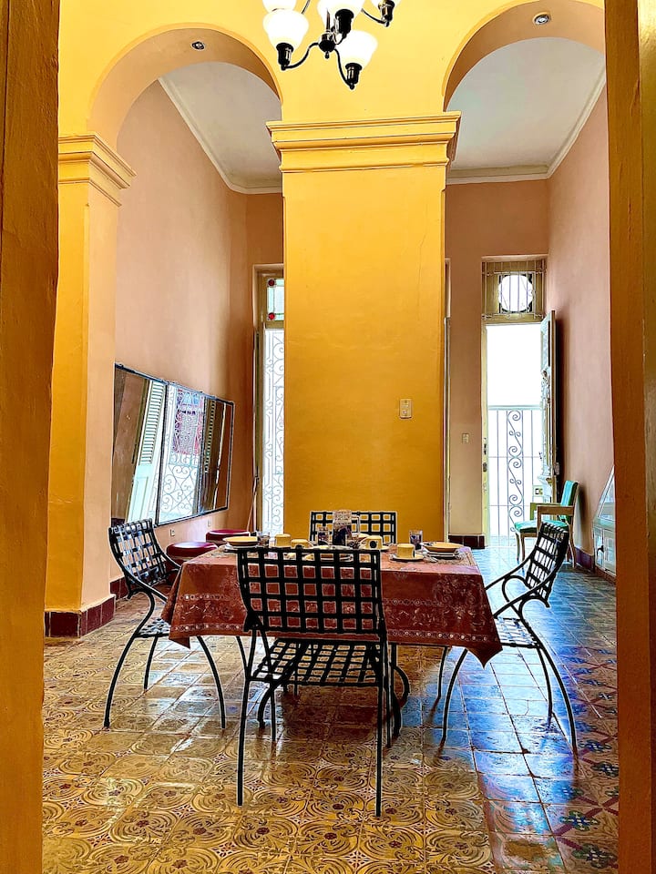 La Casa Del Artista En La Habana - Cuba