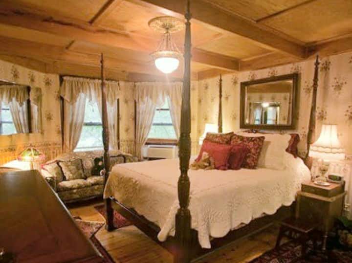 Regal Romantic Luxury Victorian Getaway Catskills - Saugerties, NY