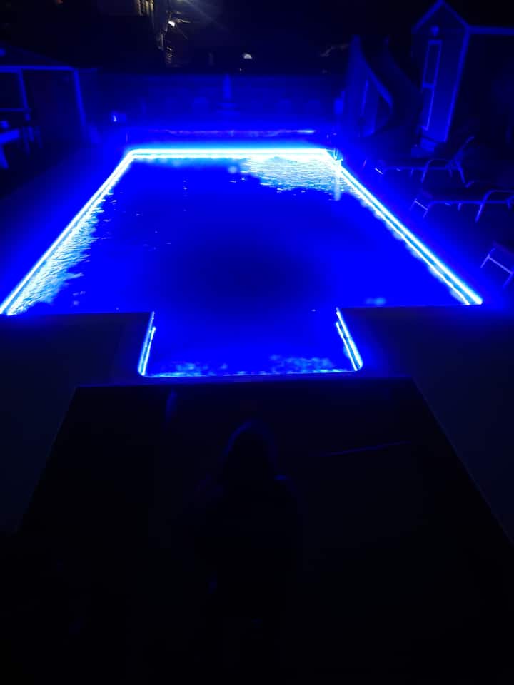 Large Heated Pool & Hot ! Tub 13 Beds 3 Baths - Providence, RI