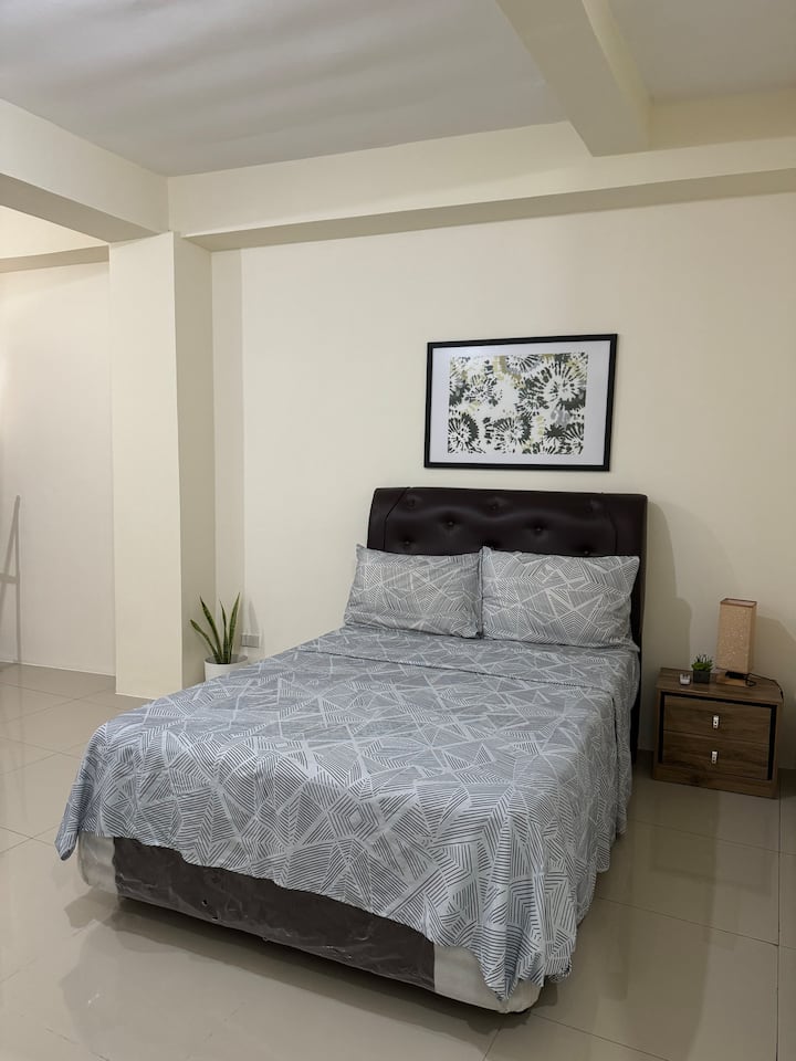★ Unit 1 Cozy Bedroom ★ Sleeps 2-6| City Center - Bacolod