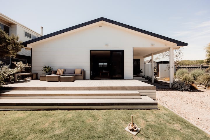 Coastal Charm: 3br Home Just Steps To The Sand - Smiths Beach