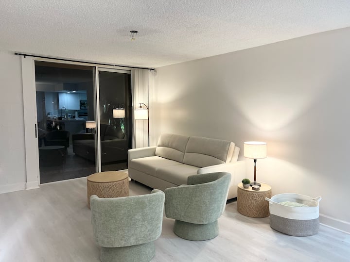 Lakeview Comfort/ Modern 2 Bedroom/2 Bath Condo - Sunrise, FL