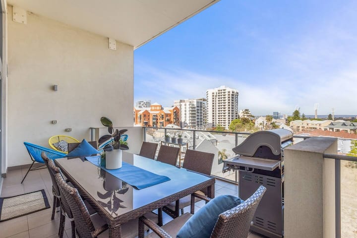 Bright 3br City Skyline Views Catbus, Waca, Optus - South Perth