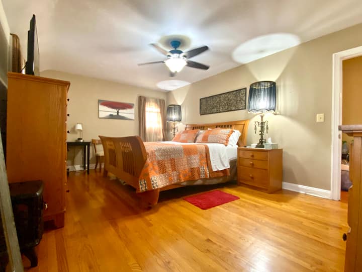 Tall Lampsroom. Free Parking. Englewood Nj. - Englewood, NJ
