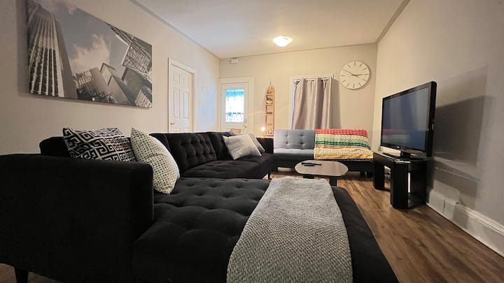 Cozzzy Casa: Sleeps 7, A/c, Bbq, Deck, 2 Car Prkng - Chatham-Kent