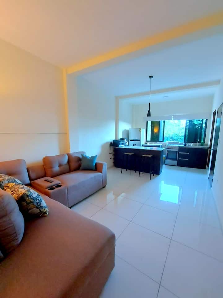 Oasis House, Con Parqueo Privado. - San Salvador