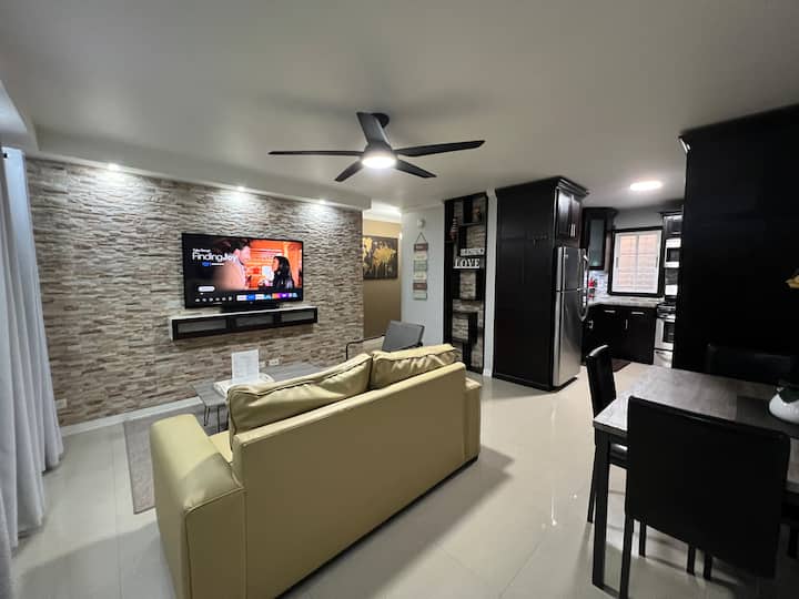 Gated, Central 1br Apt Near The Beach In Portmore - Jamajka