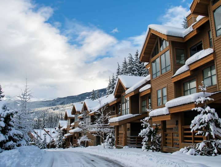 Townhome W/ Hot Tub Near Slopes & Village - 휘슬러