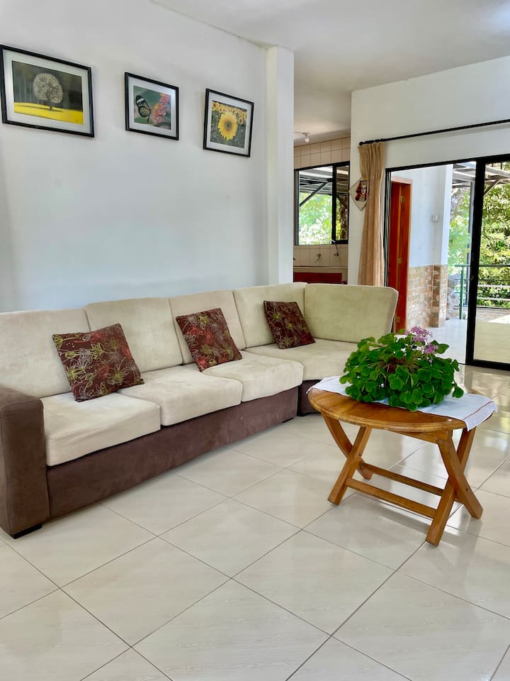 Casa Junto Al Río En La Amazonia. Jardín-cotundo - Napo