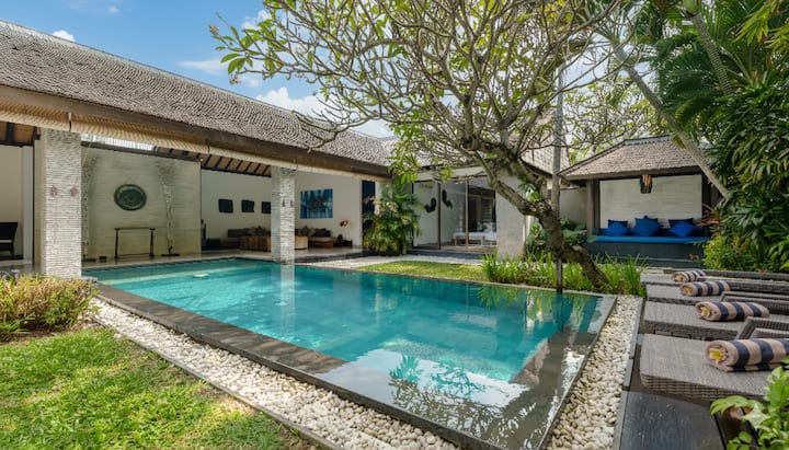 Beautiful 5 Star Holiday Villa In A Prime Location In Seminyak - Bali