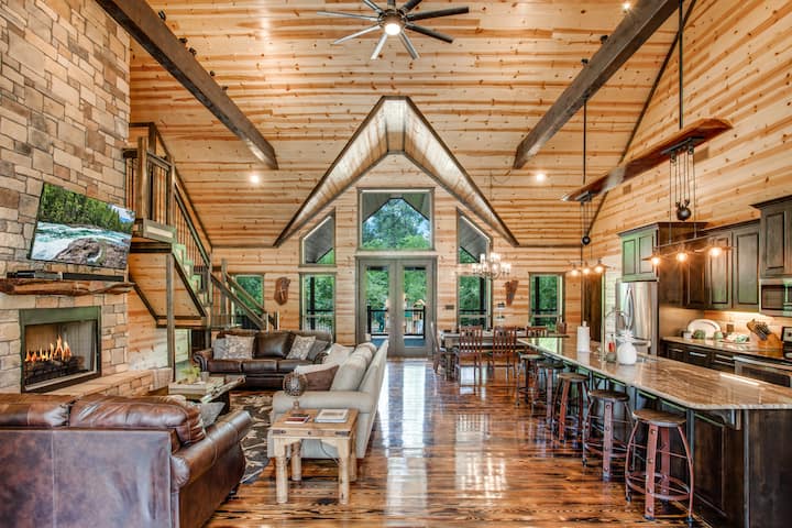 Large Family Cabin | 4 King Suites & Game Loft - Broken Bow, OK