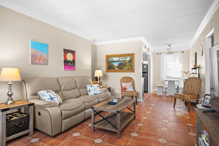 Steps To The Beach & Restaurants! Family Friendly! - St. Pete Beach, FL