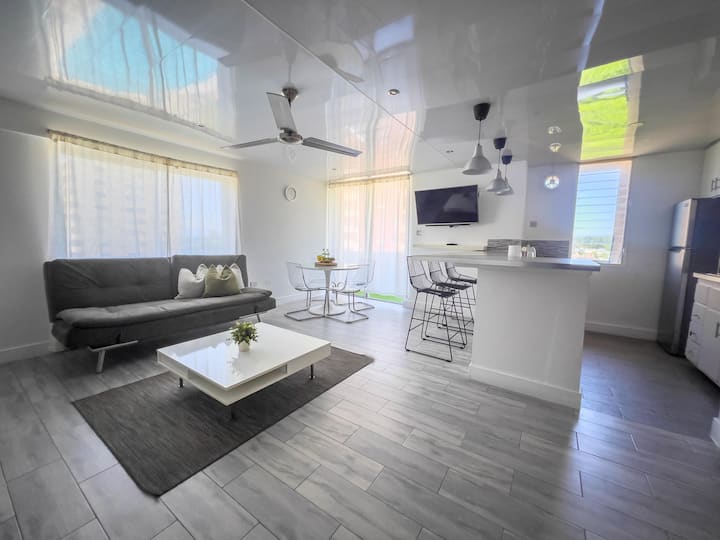 Eshae Living - Newly Refurbed Sea View Apartment! - オーチョ・リオス