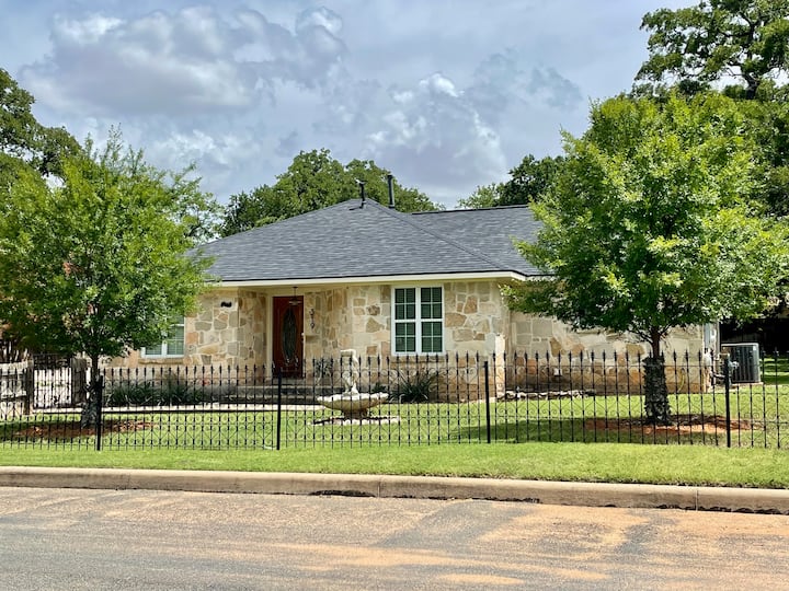 Charming Stone Home, Fire Pit/ Near Main St. Shops - 弗雷德里克斯堡