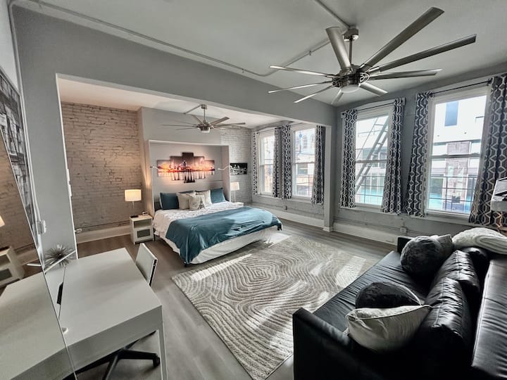 Downtown Luxury! Renovated 2 Bedroom,free Parking! - Cincinnati, OH