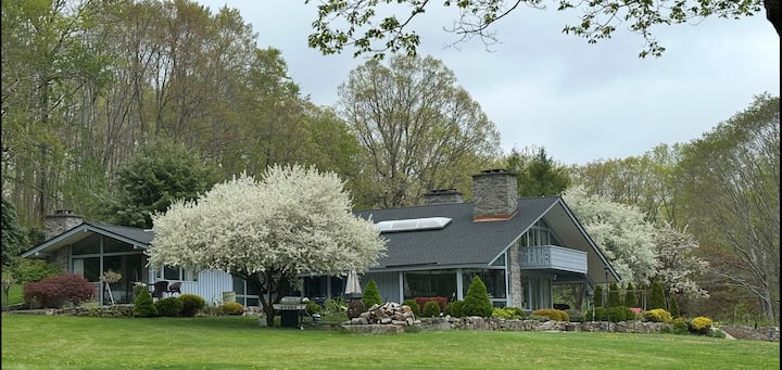 6.6 Acre + Sauna + Game Room + Luxury | Oak Manor - Highland Lake, Winsted