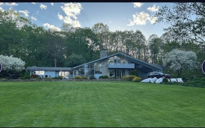 6.6 Acre Luxury | Oak Manor, 3 Ensuite Bedrooms - Highland Lake, Winsted