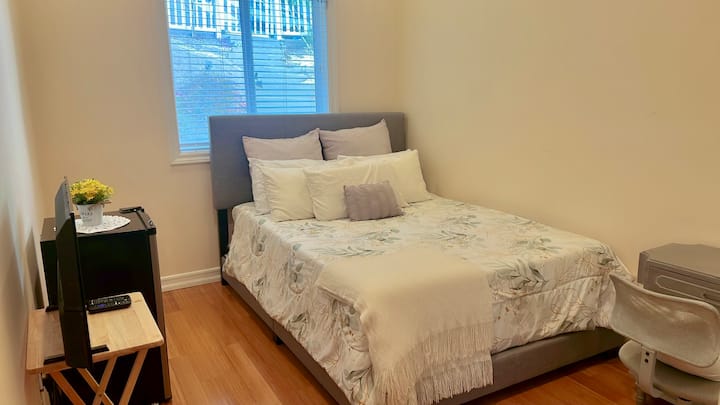 Private Bedroom, Located Close To Pierce College - Calabasas, CA