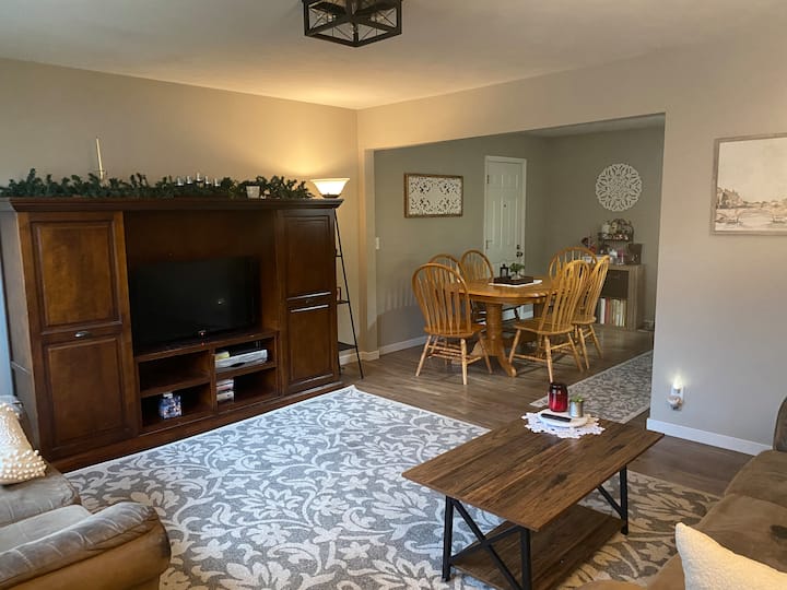 1 Wing Of House: 3 Br/bath (Sleeps 6+); 4 Miles/nd - Mishawaka, IN