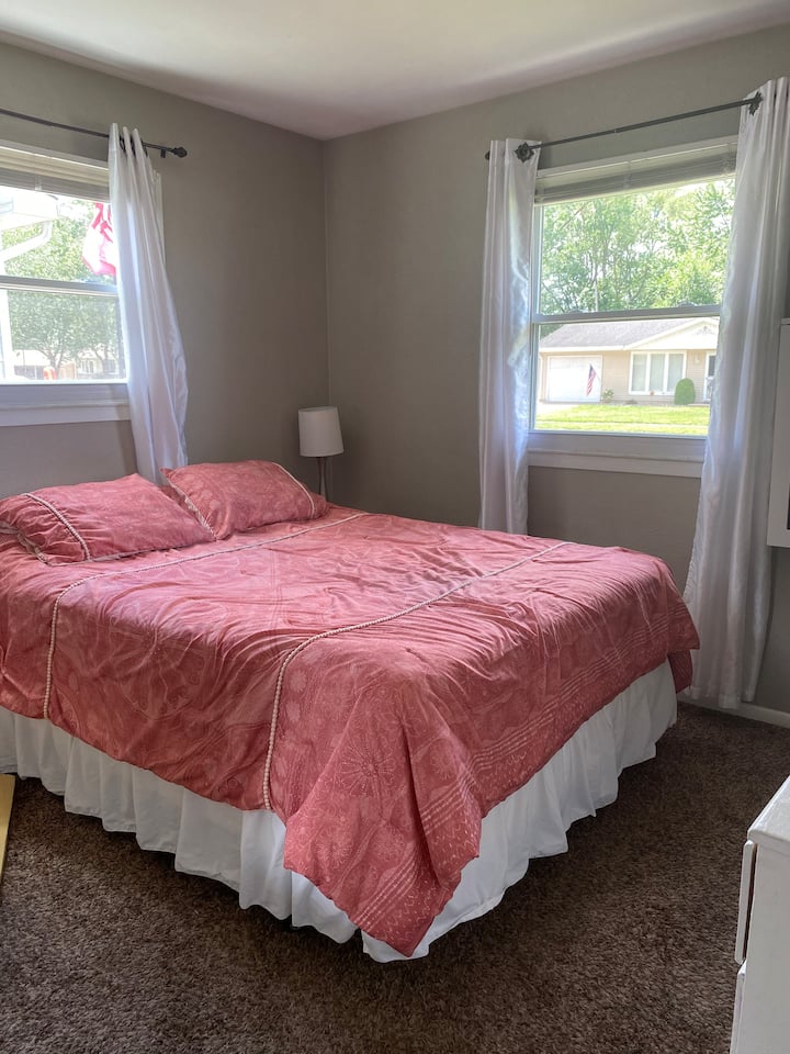 1 Wing Of House: 3 Br/bath (Sleeps 6+); 4 Miles/nd - Mishawaka, IN