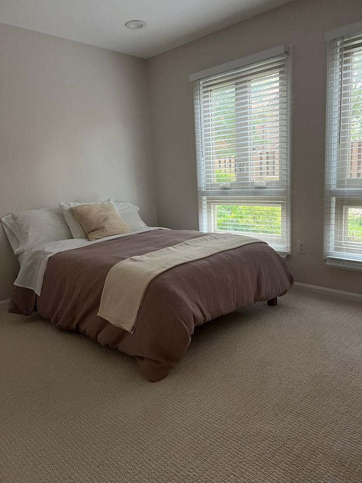 Beautiful Private Bedroom And Bathroom In Oakton! - Fairfax, VA