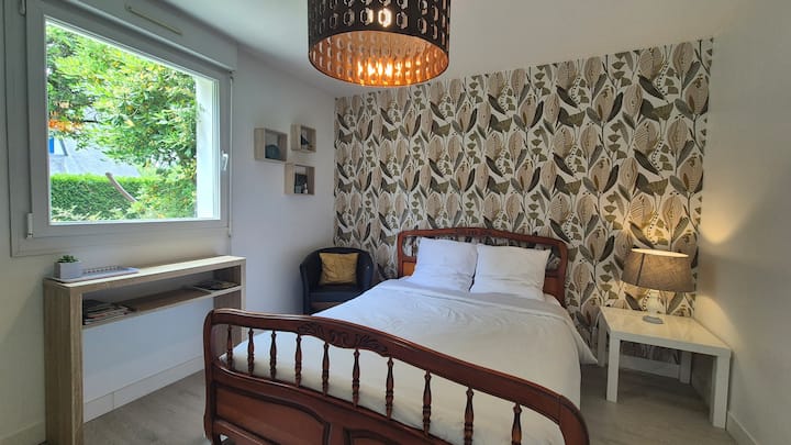 Chambre Avec Salle De Bain Et Entrée Indépendante - Mayenne