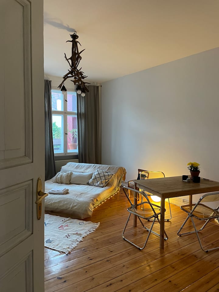 Cosy Room With South Side Balcony In Weserkiez - Berlin