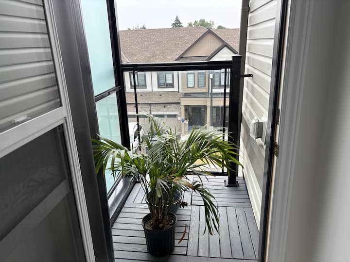 Comfortable Private Suite With Free Parking! - Oshawa
