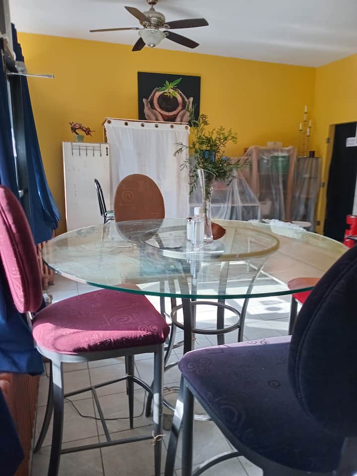 Cozy 420 Friendly Event Space - Hamilton