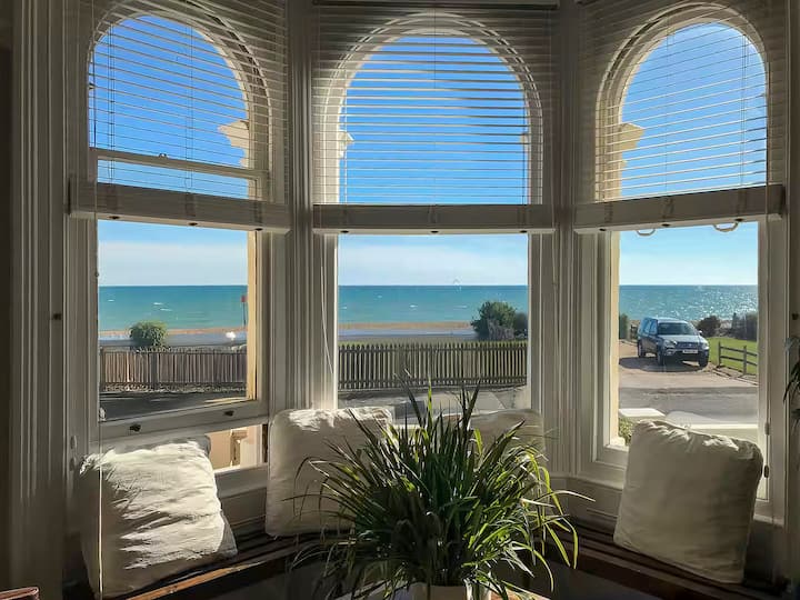 Stunning Seafront Victorian Entire 1 Bedroom Flat - Bognor Regis