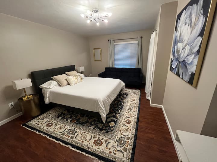 Spacious 2br 1ba: King And Queen Beds - Forest Hills, PA