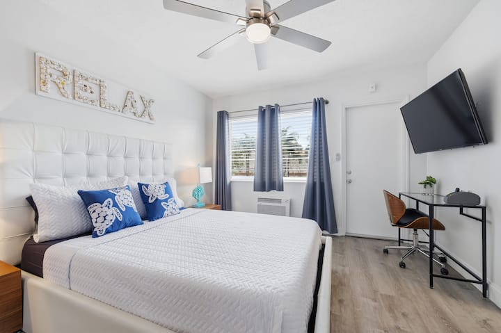 Embrace Your Inner Flamingo (217) - 포트로더데일