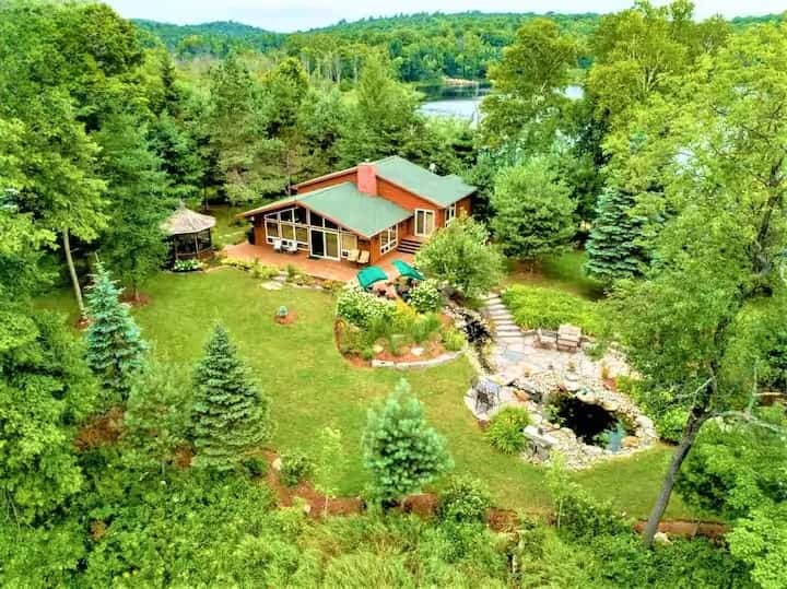Stunning Peninsula -Sandy Beach | Hot Tub & Sauna - Huntsville