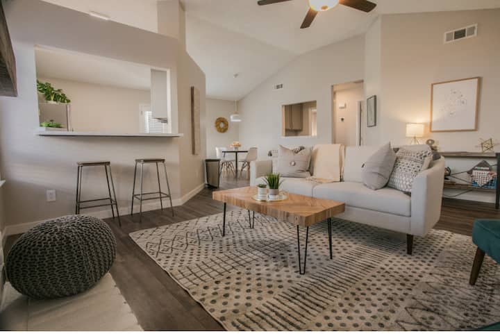 Your Relaxing Escape W/ A Large Yard - Bakersfield, CA