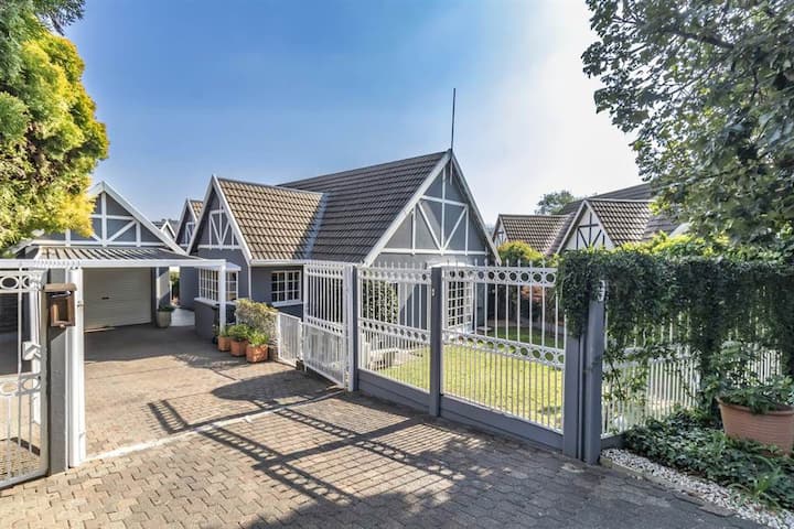 English Countryside Gem In Jhb - Johannesburg