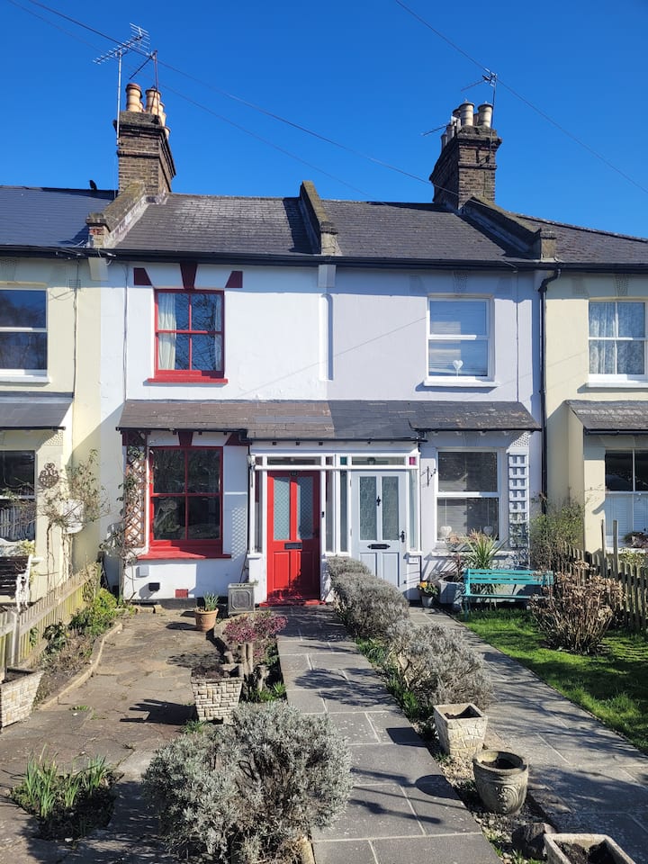 Large Room In Cosy Cottage In Epsom, Surrey - Surbiton