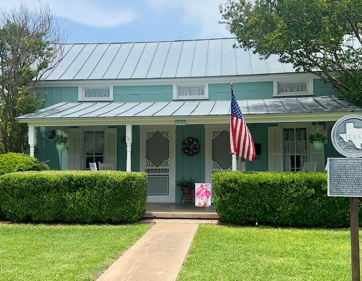 Blue Cottage- Cozy And Only 4 Blocks From Main St! - Fredericksburg, TX
