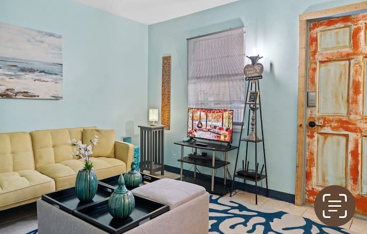 Cheerful  Tropical Oasis Near Beach, Port & Shops - Fort Lauderdale, FL