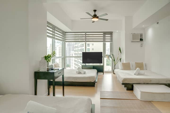 105-sqm, Central Bgc | 5 Queen Beds | Up To 12pax - Taguig