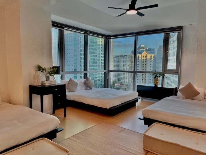 105-sqm, Central Bgc | 5 Queen Beds | Up To 12pax - Taguig