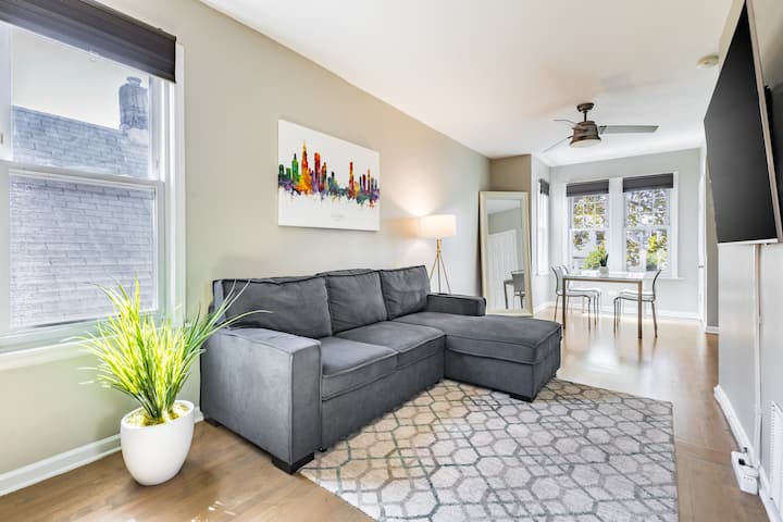 Bright, Modern 2 Br In Logan Square W/ Parking - Chicago, IL