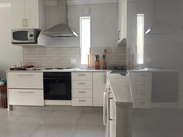 Serene Family Cottage (Upgraded) - Sandton