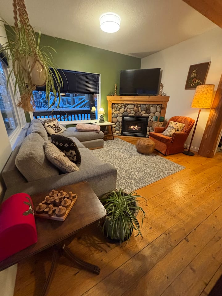 Cabin With Hot Tub And Stunning Views+pet-friendly - Big White Ski Resort, BC