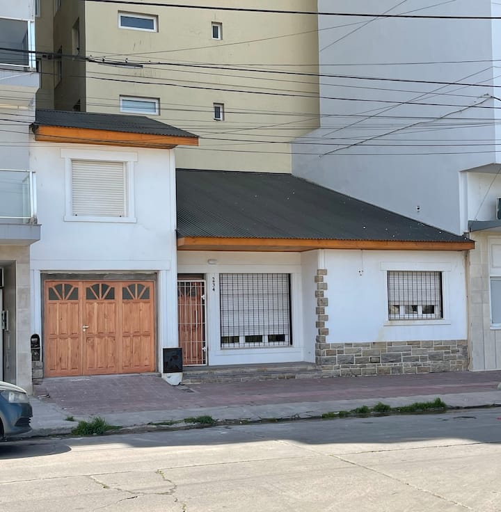Casa Familiar. Cerca Del Mar Y Frente Al Parque - Necochea